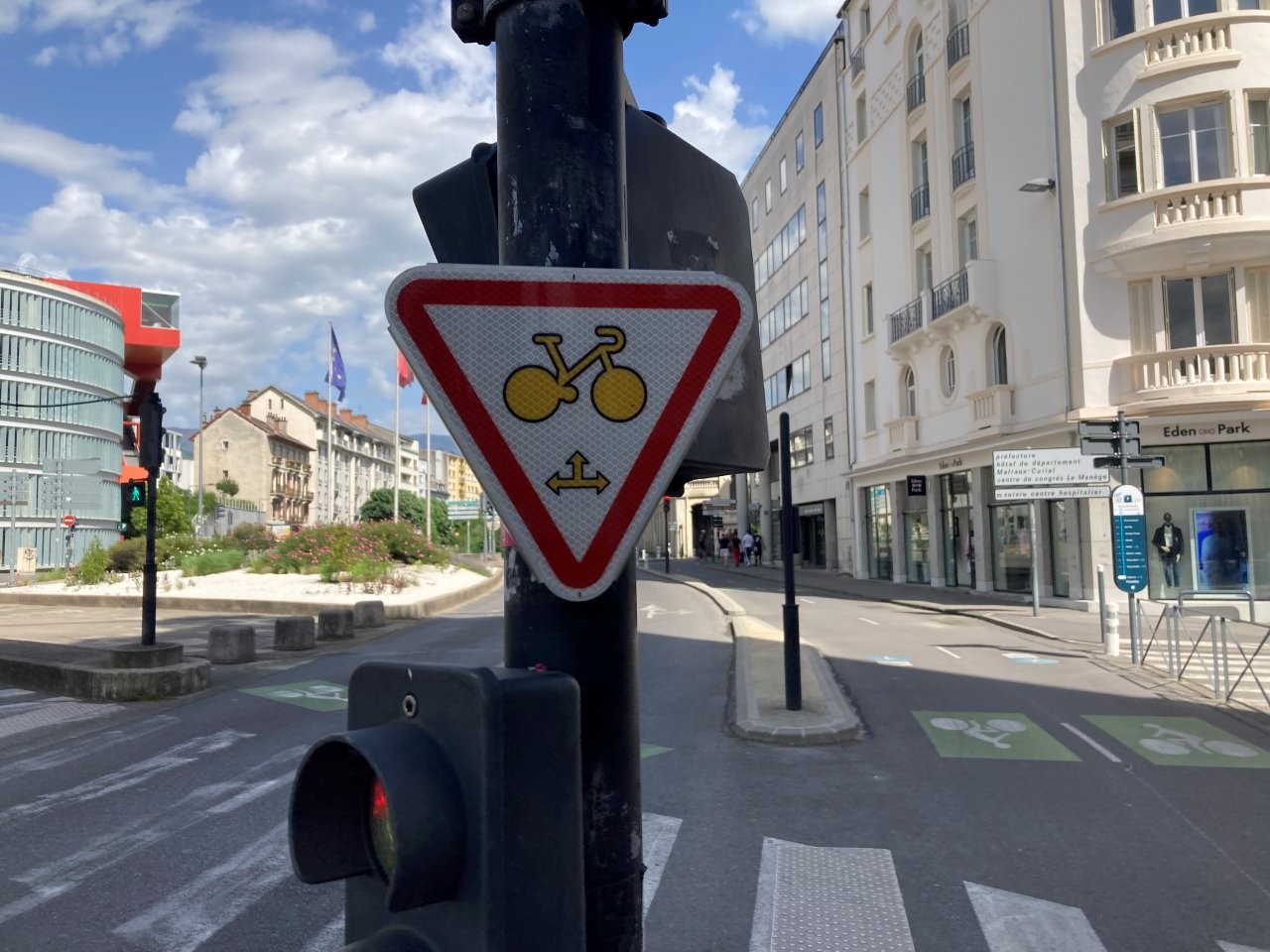 Panneaux M12. Cedez le passage cyclistes – Roue Libre